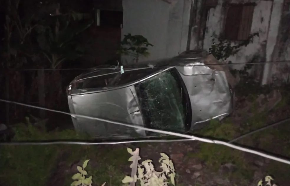 Carro desgovernado desce ladeira e invade quintal de casa - Fala Genefax